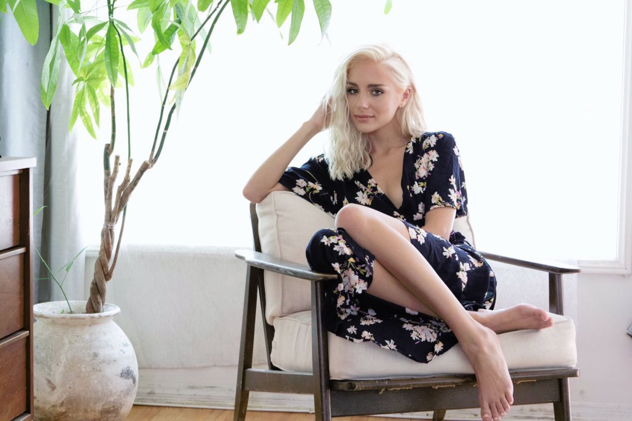 Window beauty, seated | Scrolller