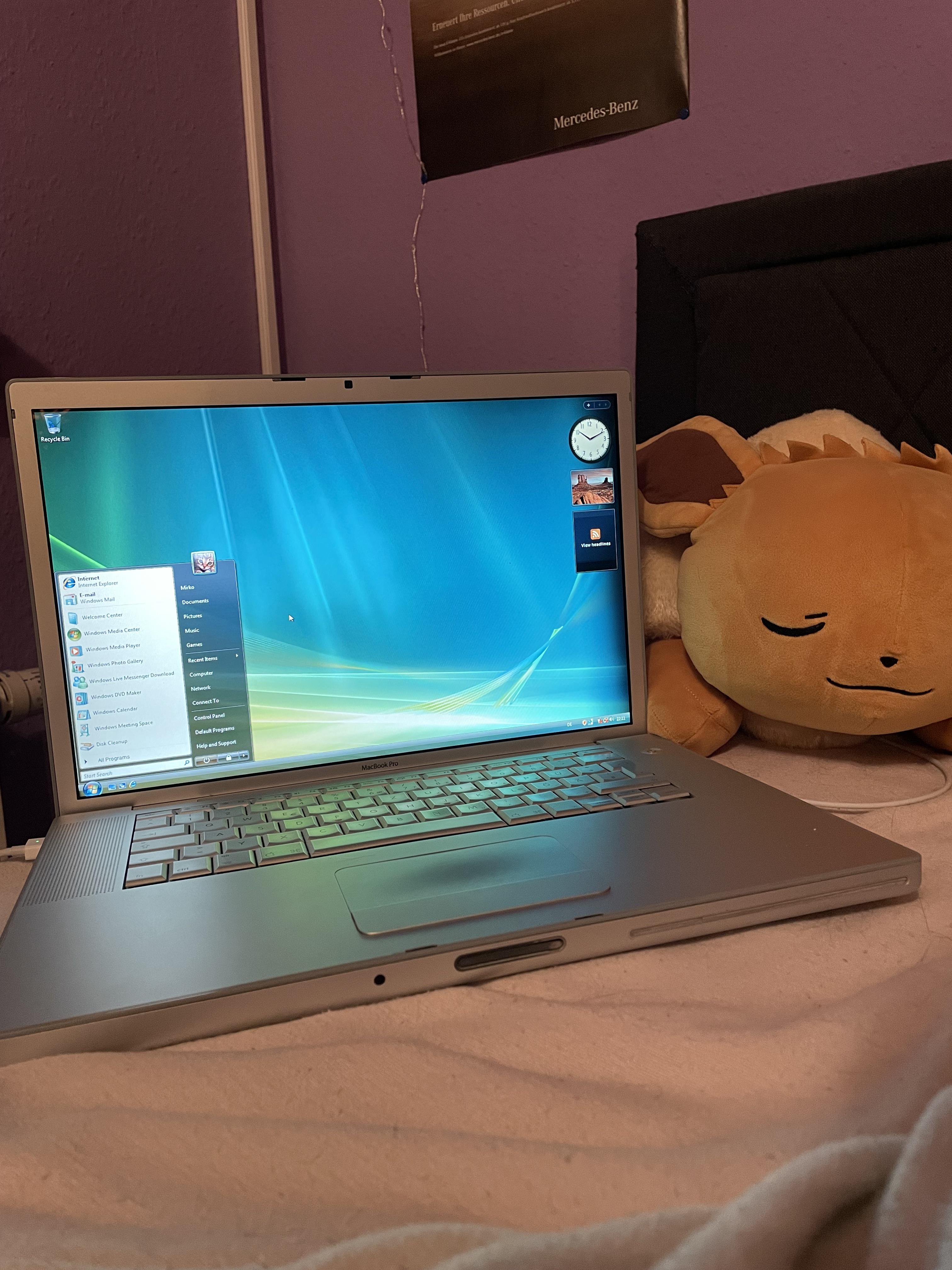 Windows Vista on a 2006 MacBook Pro is the perfect frutiger setup imo! | Scrolller