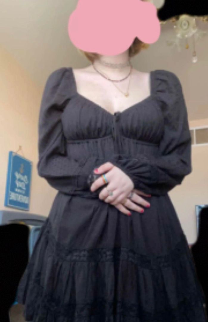 Peep the nip slip | Scrolller