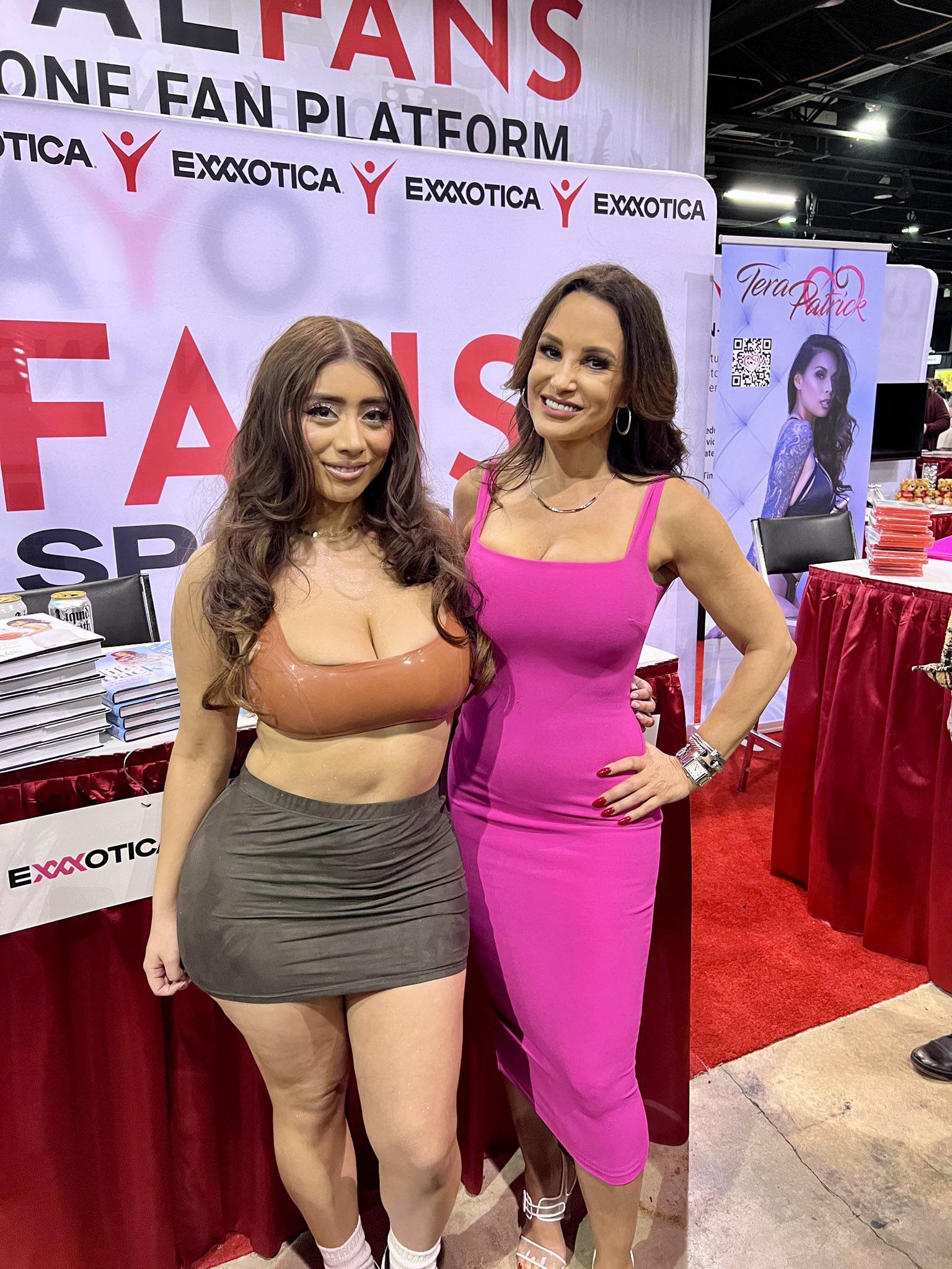With Violet Myers at Exxxotica today | Scrolller