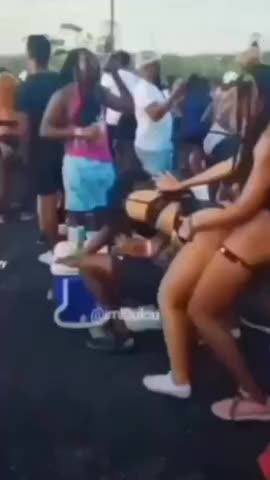 Women dry humping | Scrolller