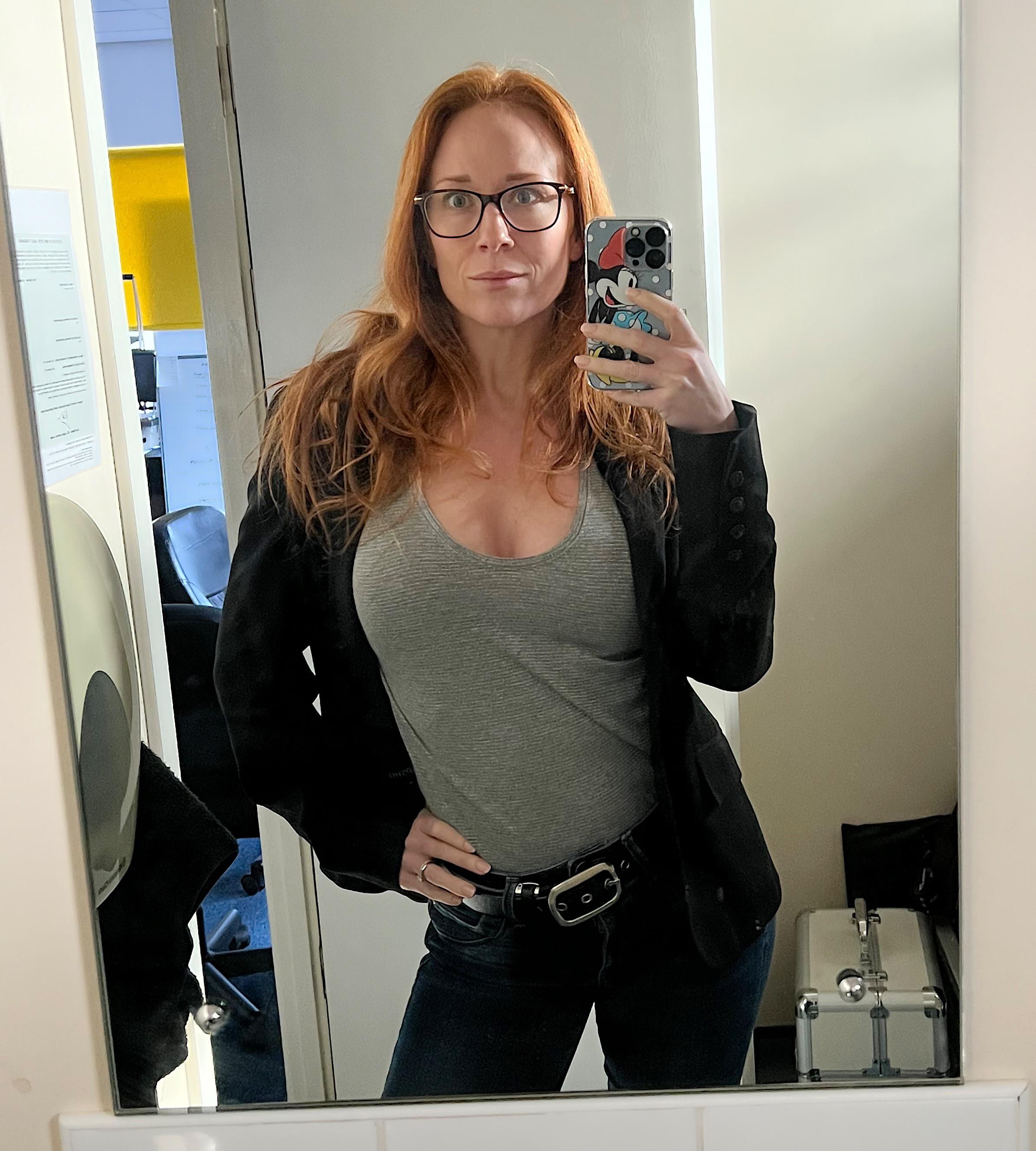 Work bathroom selfie 💋 | Scrolller