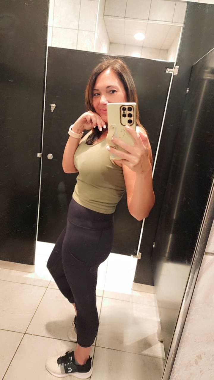 working out at the same gym as most of my student's daddies 😜 I love showing off | Scrolller