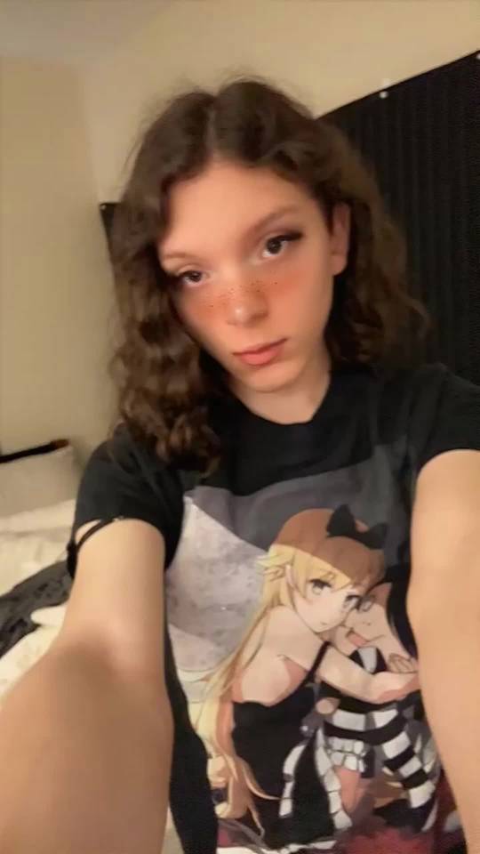 Would you hold hands with me while we jerk eachother off? 🙈 | Scrolller