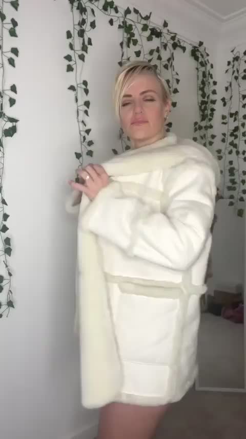 Yay it’s flasher Friday | Scrolller