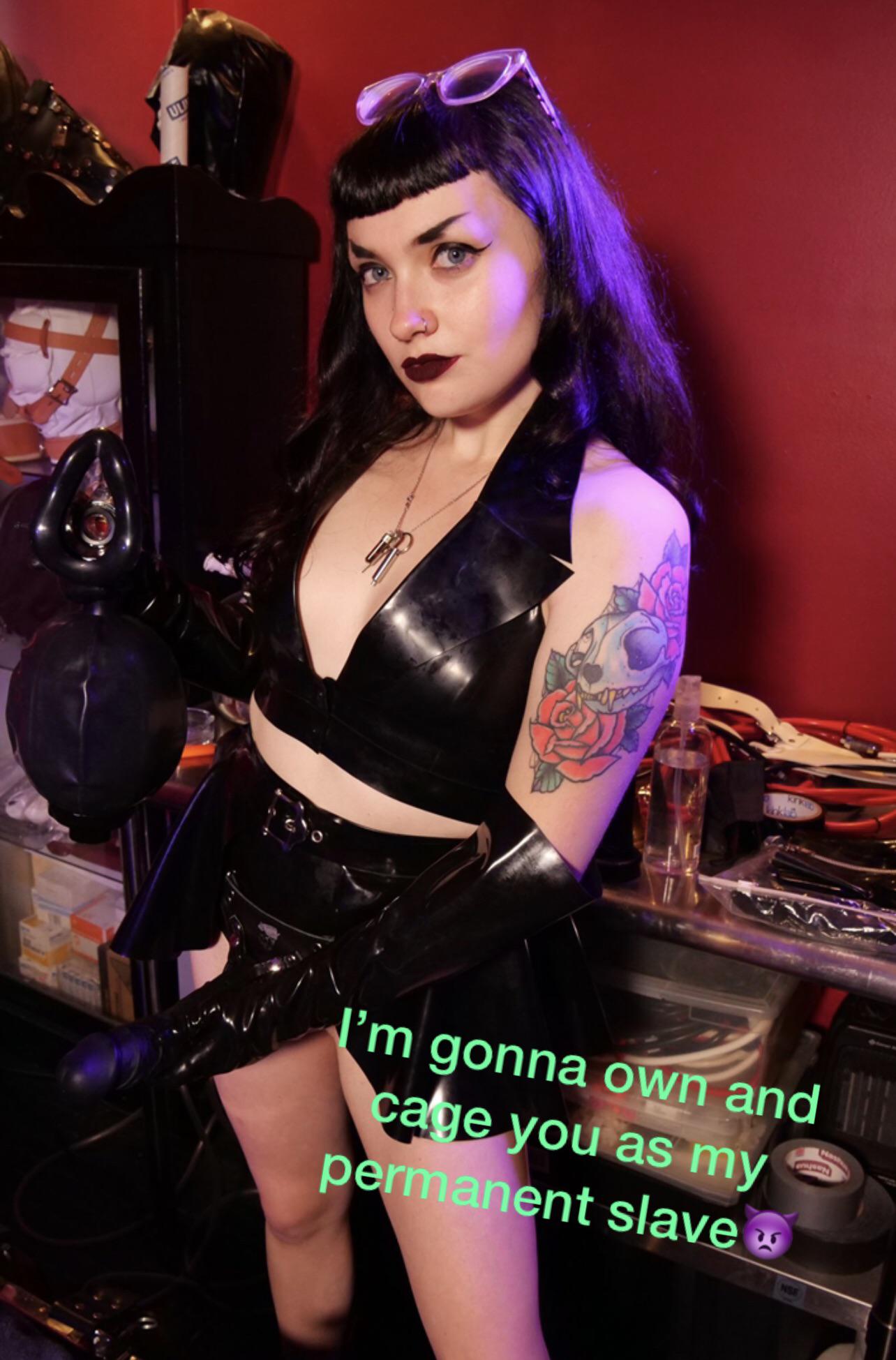 You could only dream of worshipping and serving me😈 | Scrolller