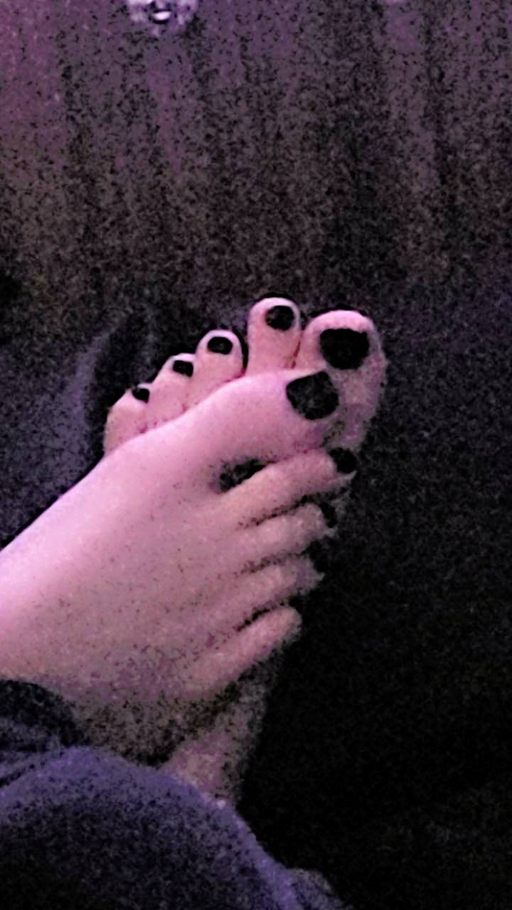 You like mommy's pretty painted toes? 😏🖤 | Scrolller