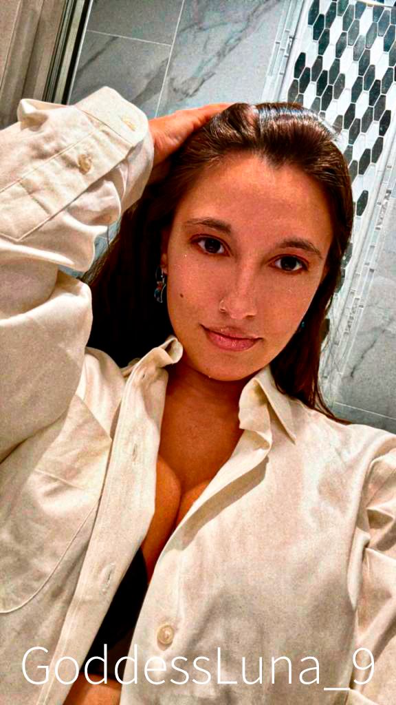 You losers are so lucky to be seeing this picture of me. | Scrolller