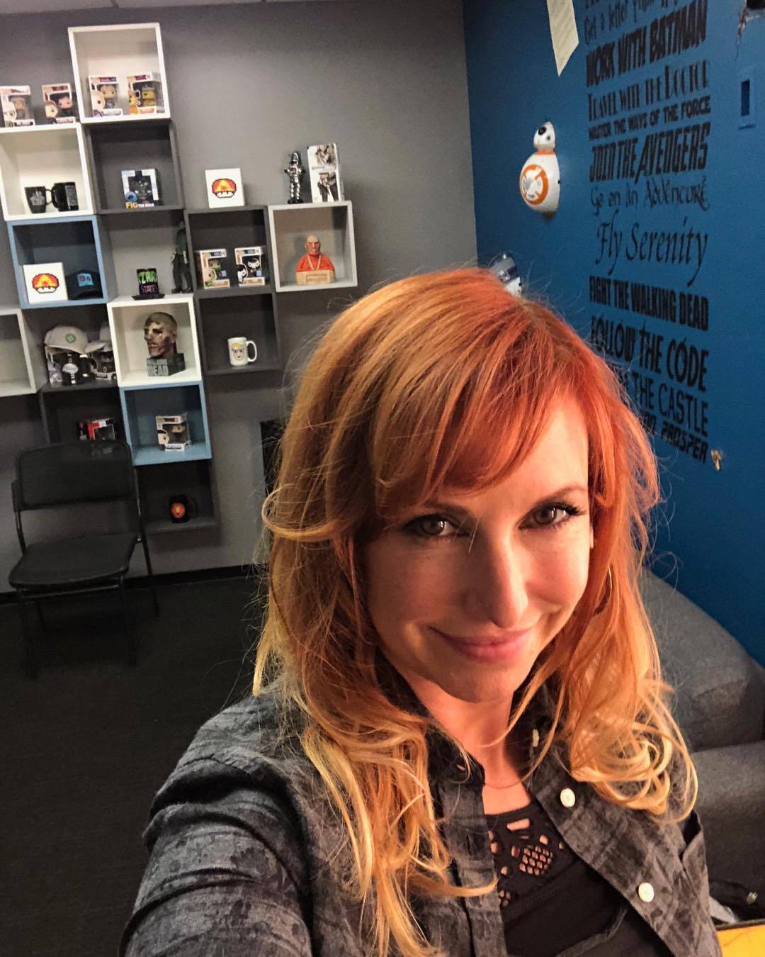 "10 points if you can guess what green room I am chillin in" | Scrolller