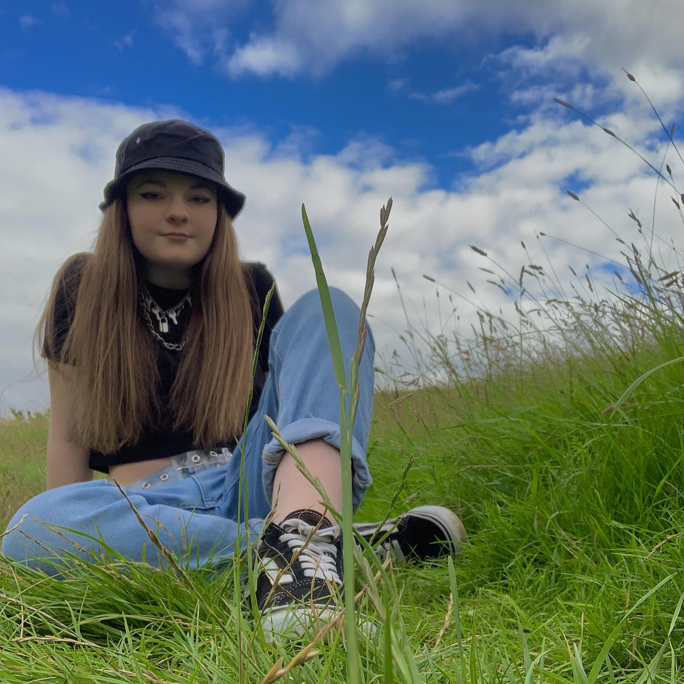 [16F] honest opinions please? im always so awkward in photos ugh i hate this so much | Scrolller