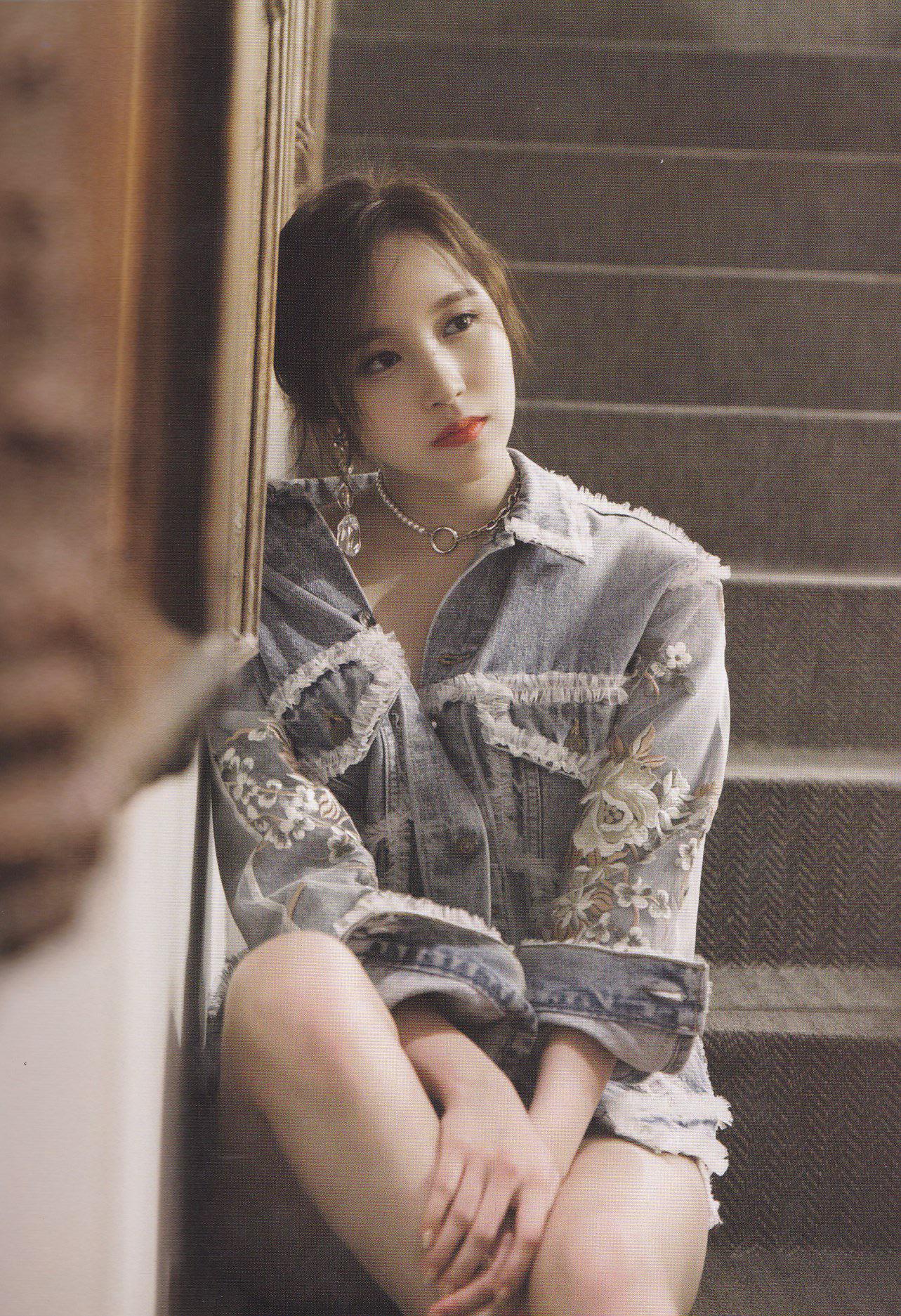 180409 Mina | Scrolller