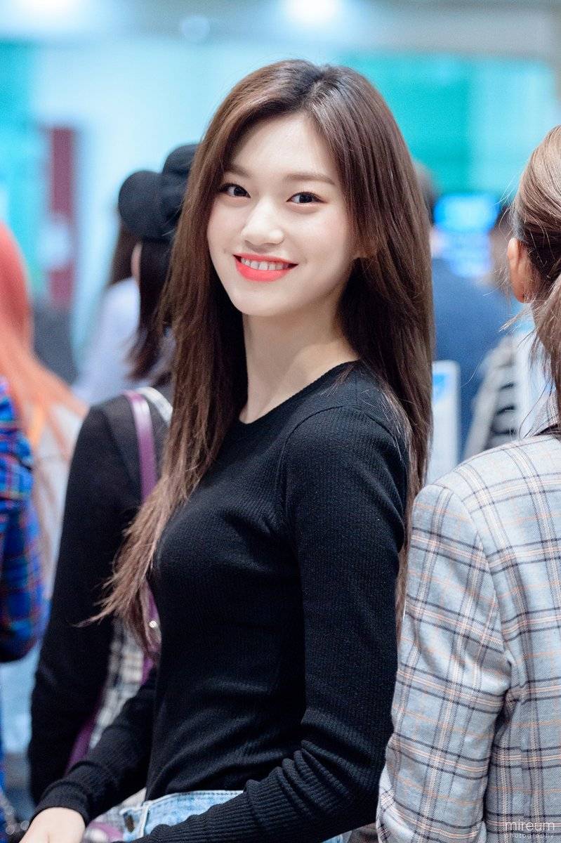Doyeon Smile | Scrolller