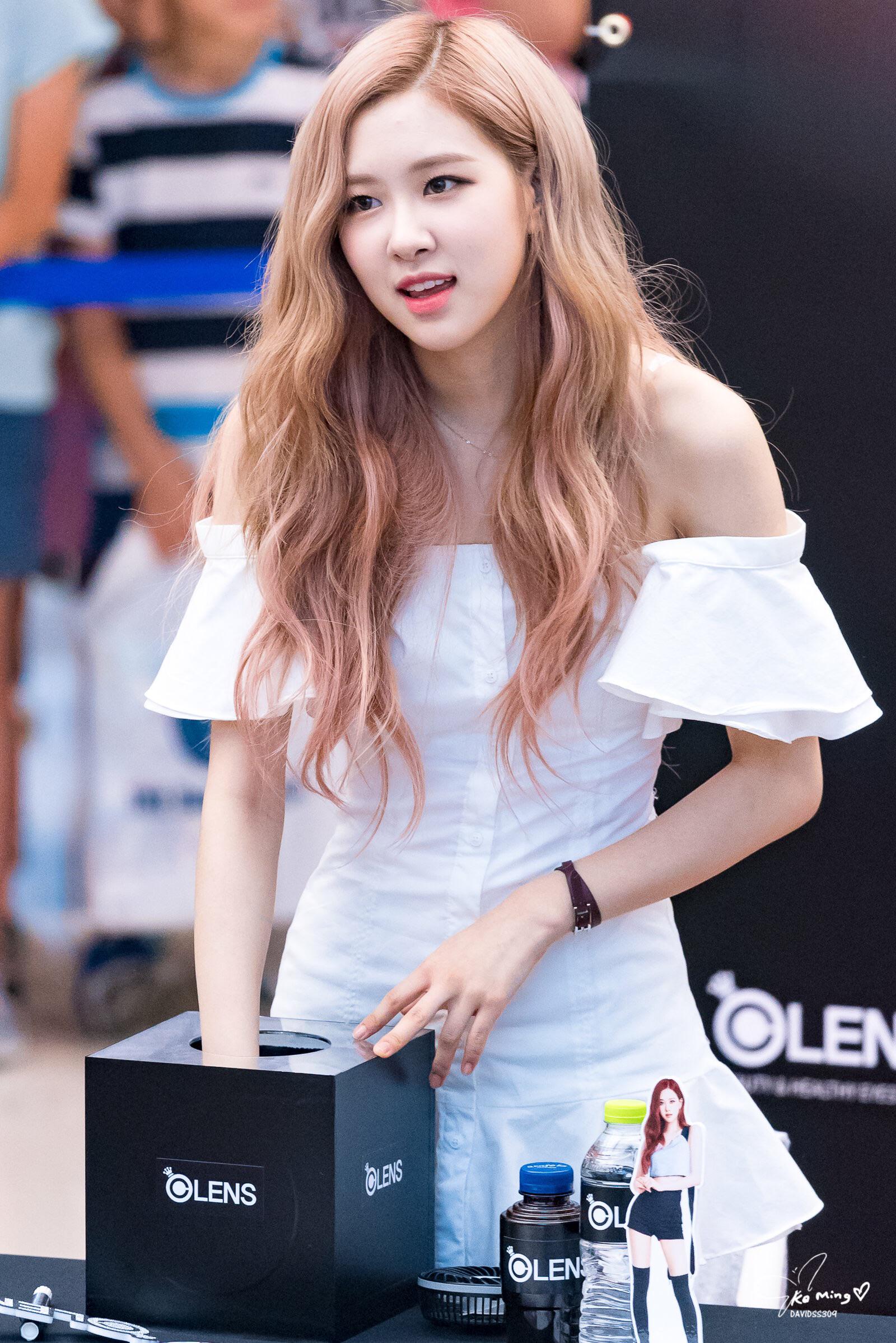 180819 Rosé | Scrolller