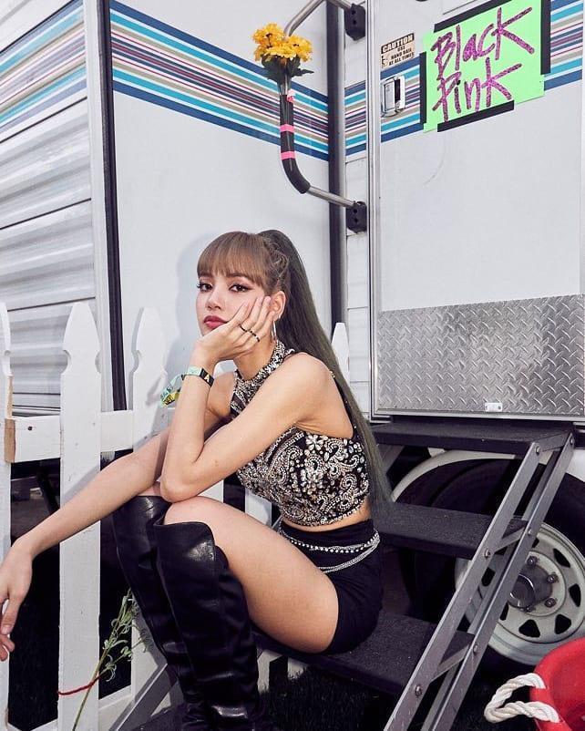 190419 Lisa | Scrolller