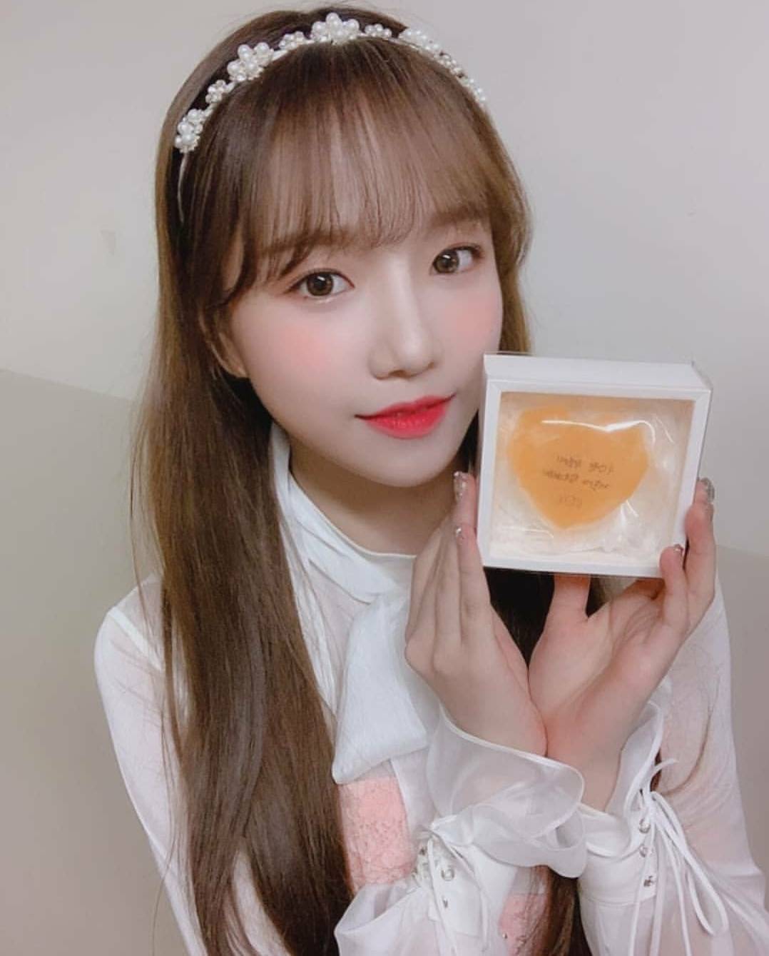 190512 Yuri being a Visual Princess | Scrolller