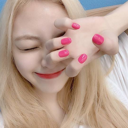 190601 ITZY Instagram Update with Yuna | Scrolller