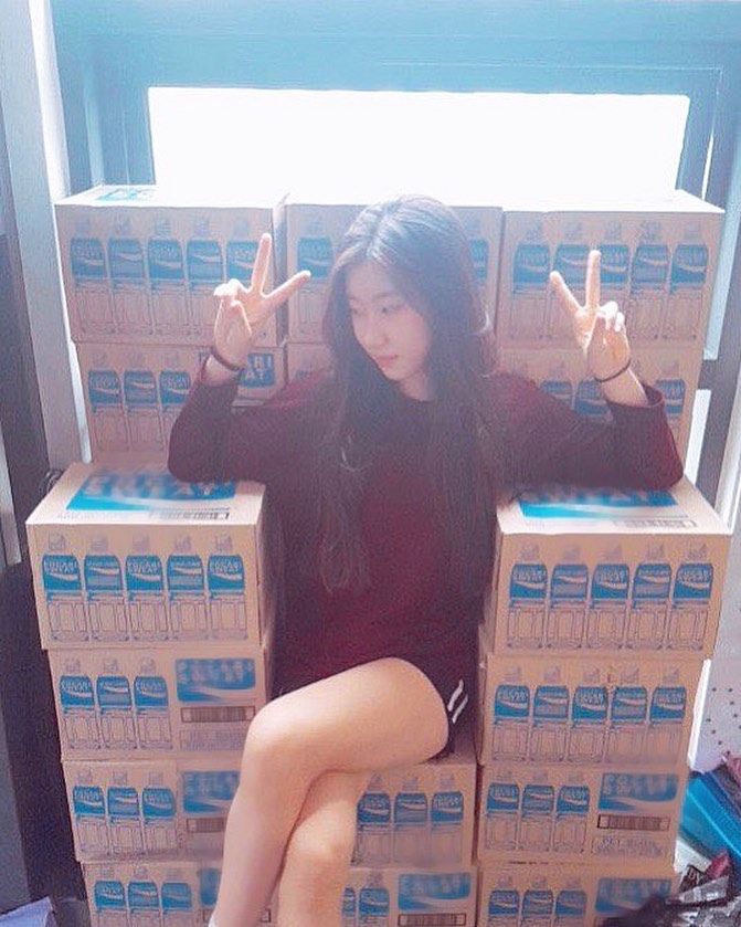 190602 ITZY Instagram Update with Chaeryeong | Scrolller