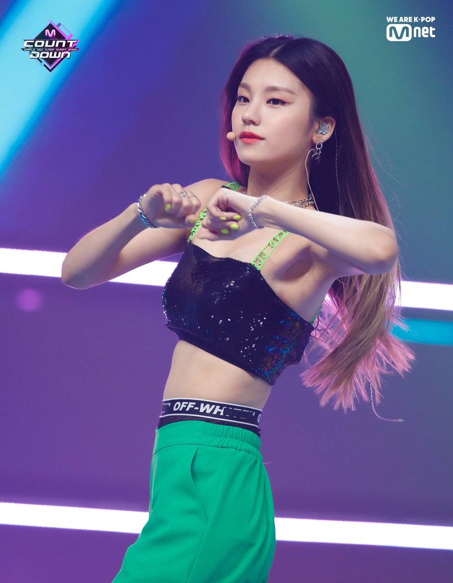 190822 Yeji | Scrolller