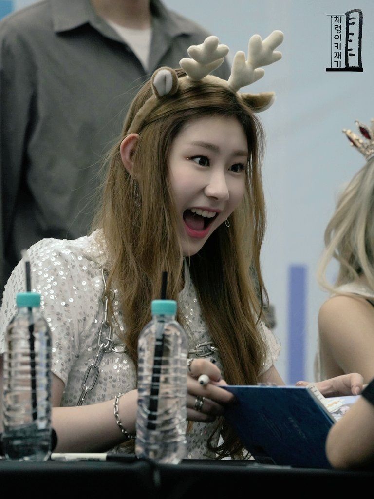 190825 Chaeryeong | Scrolller