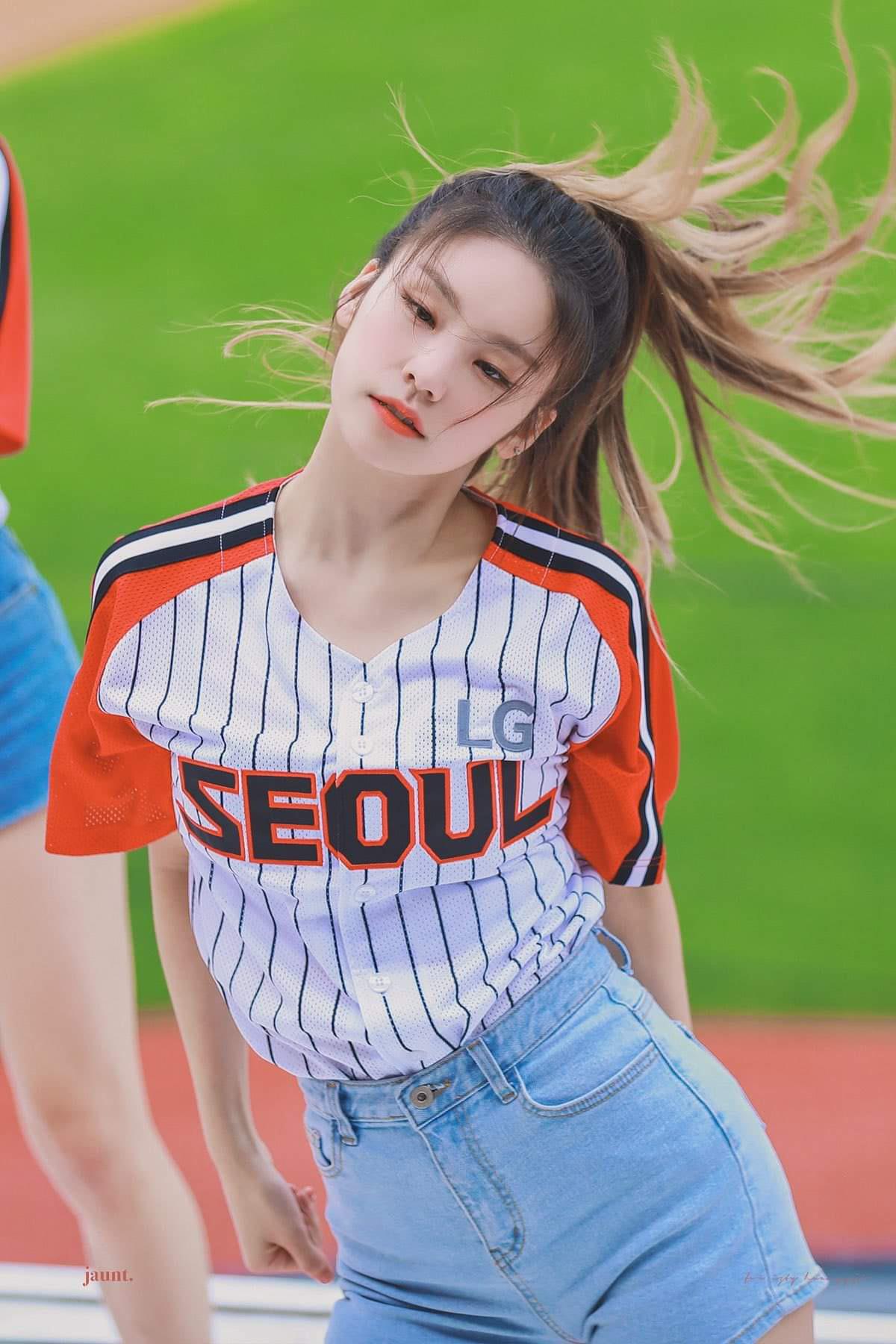 190908 Yeji | Scrolller