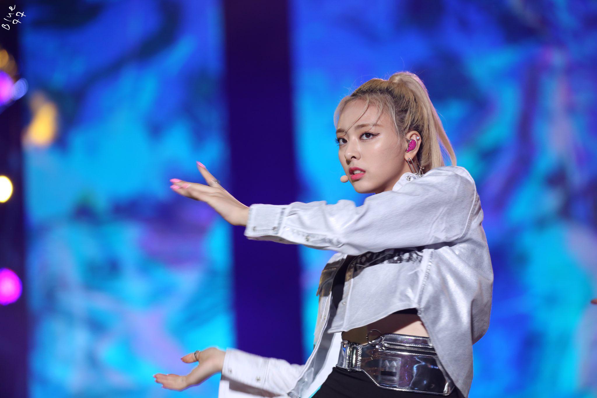 191019 Yuna | Scrolller