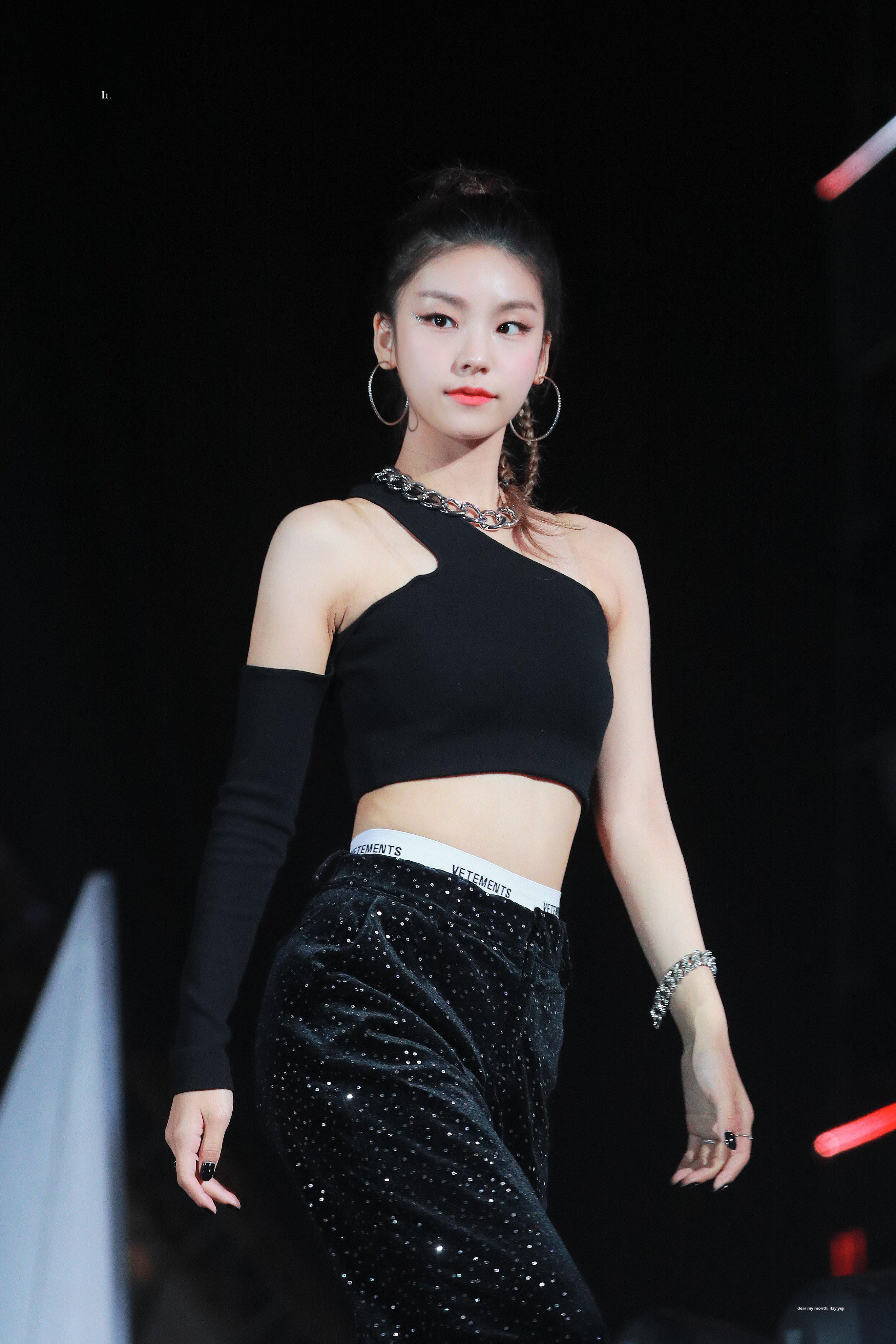 191126 Yeji | Scrolller