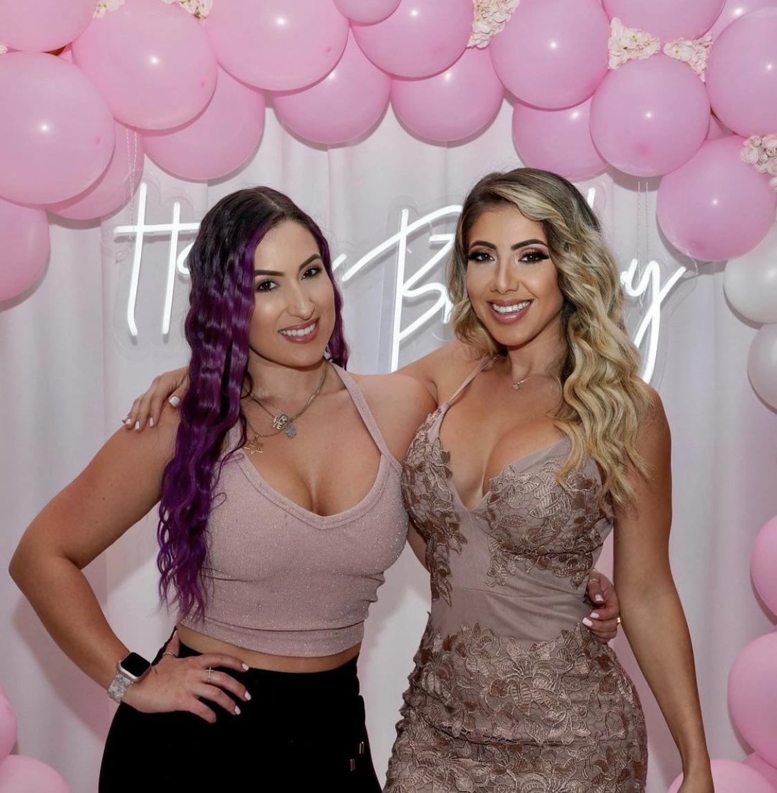 [2] Busty balloons | Scrolller