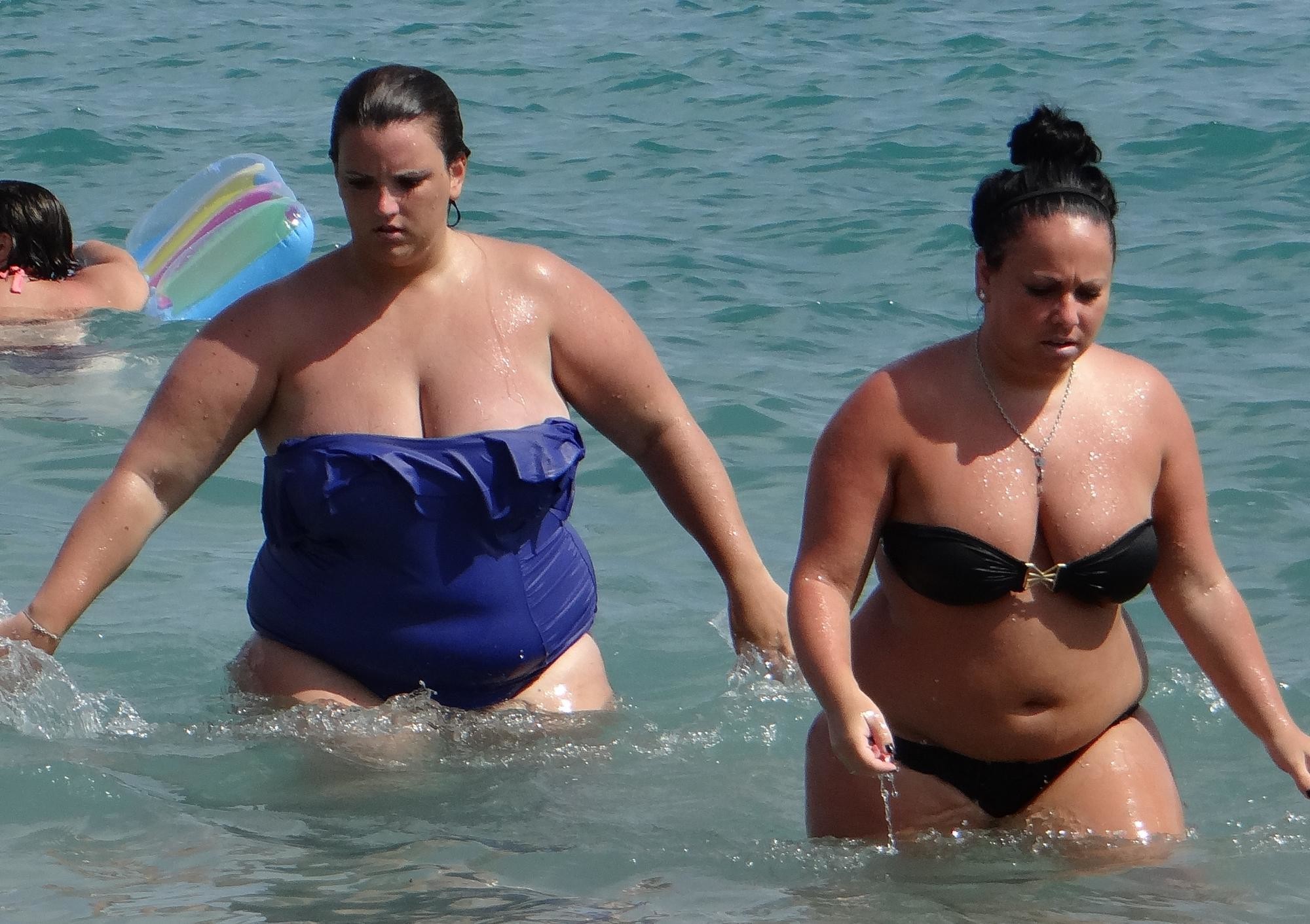 2 chubby babes in the water | Scrolller