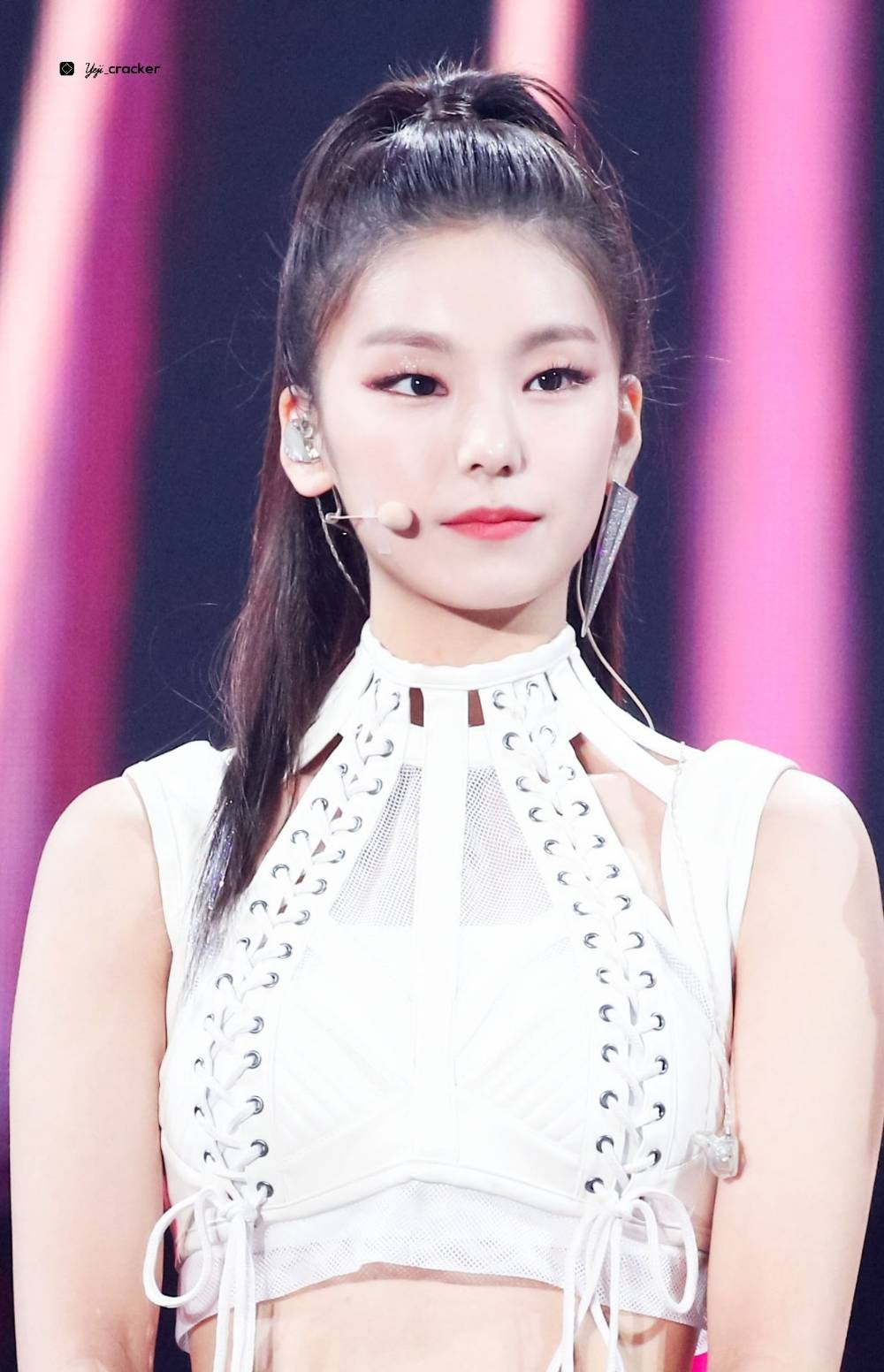 200104 Yeji | Scrolller