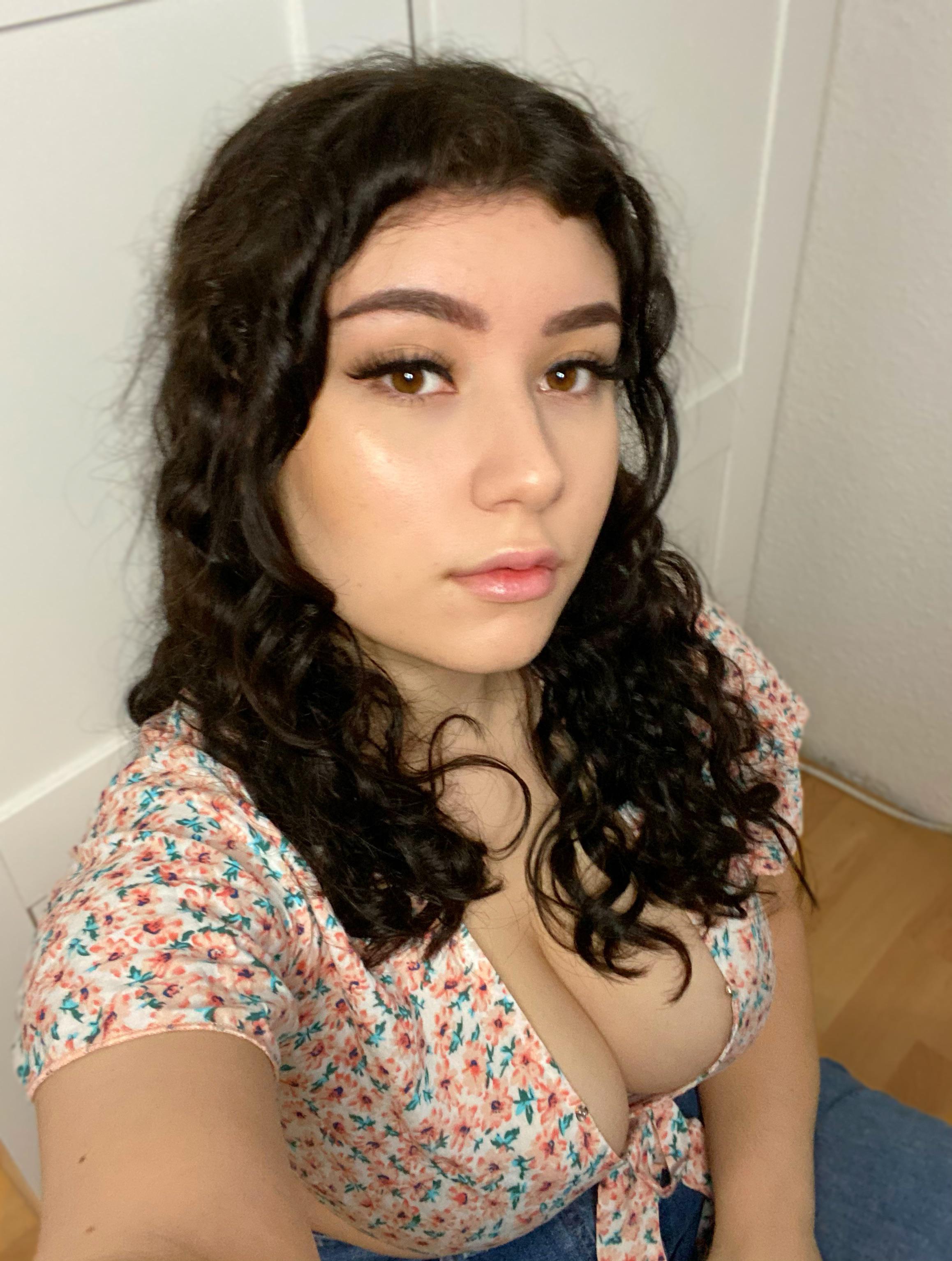 [22F] happy friday😘 | Scrolller