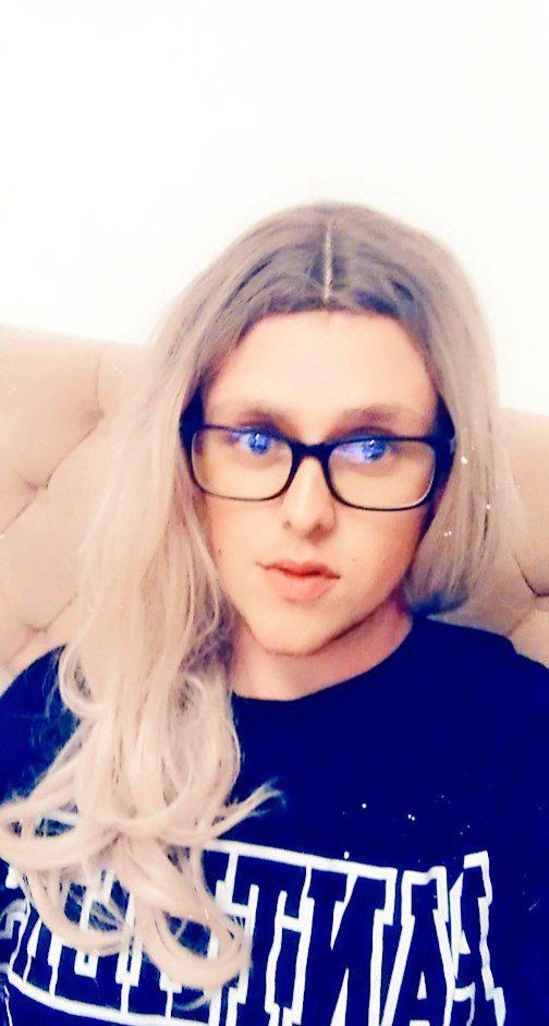 27yo UK sissy, on it all weekend, whos coming too join 🤔 | Scrolller