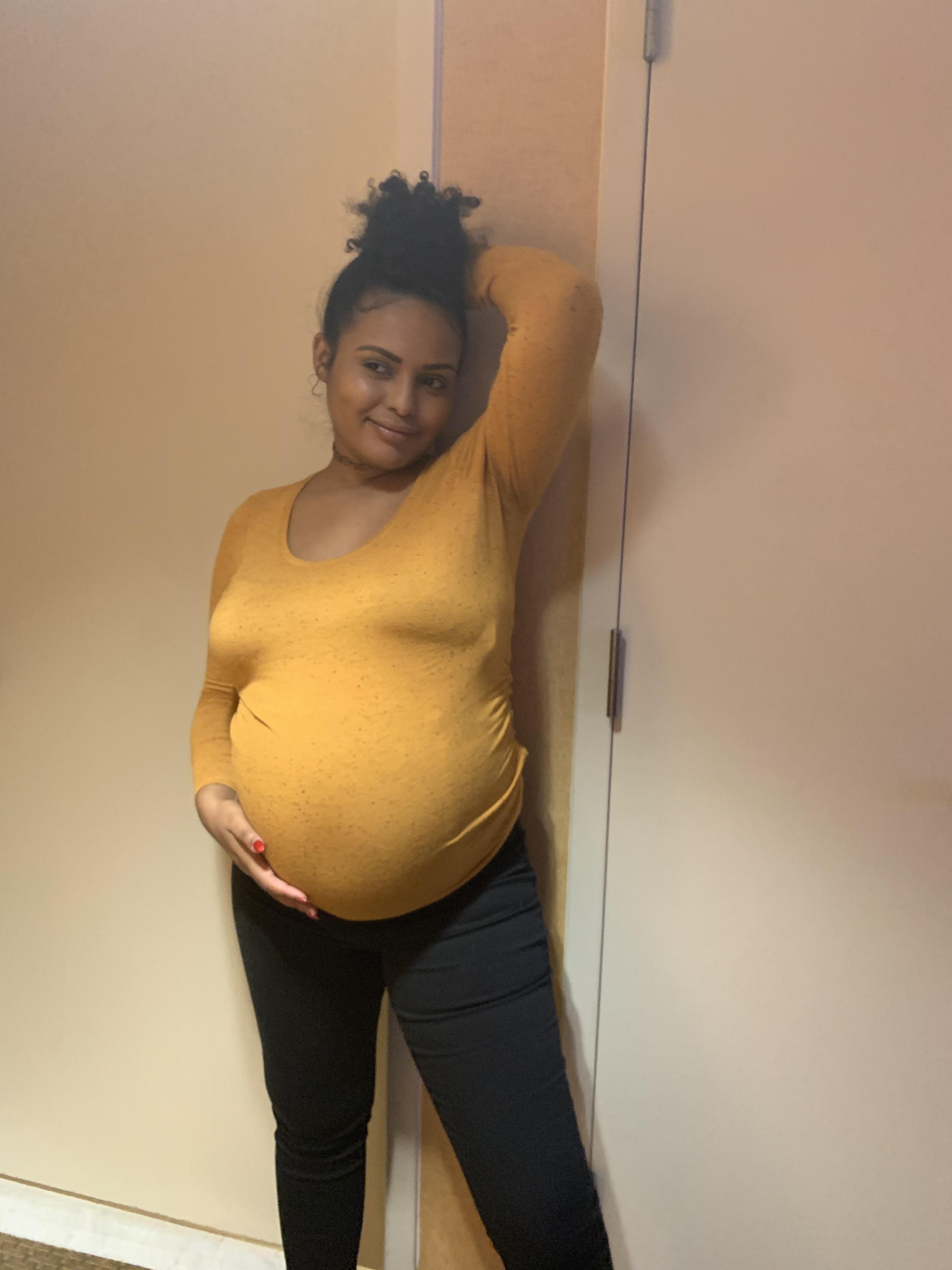 32 weeks today !!! Slide in my DMs 💛 | Scrolller