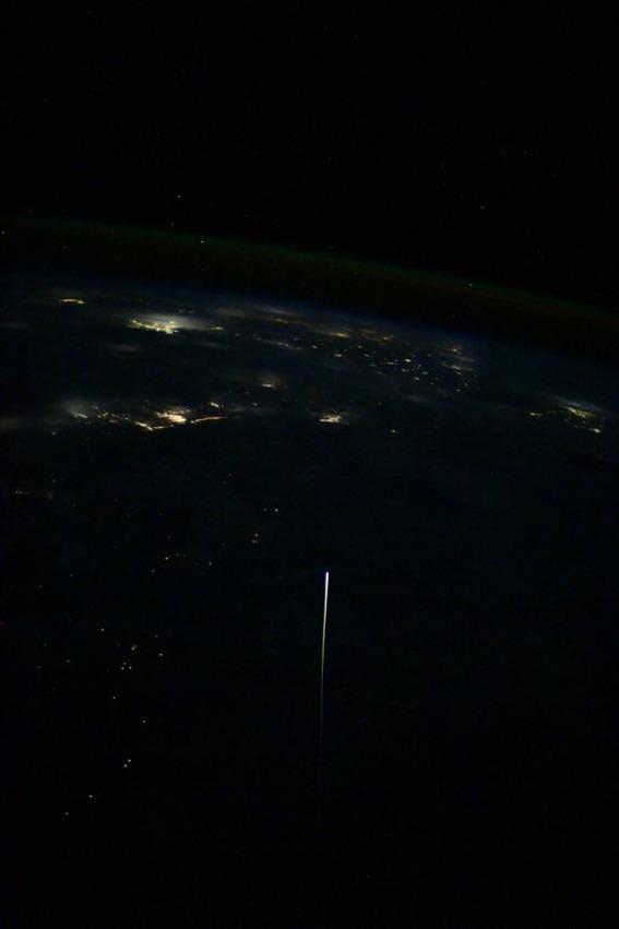 4 people reentering Earth’s atmosphere | Scrolller