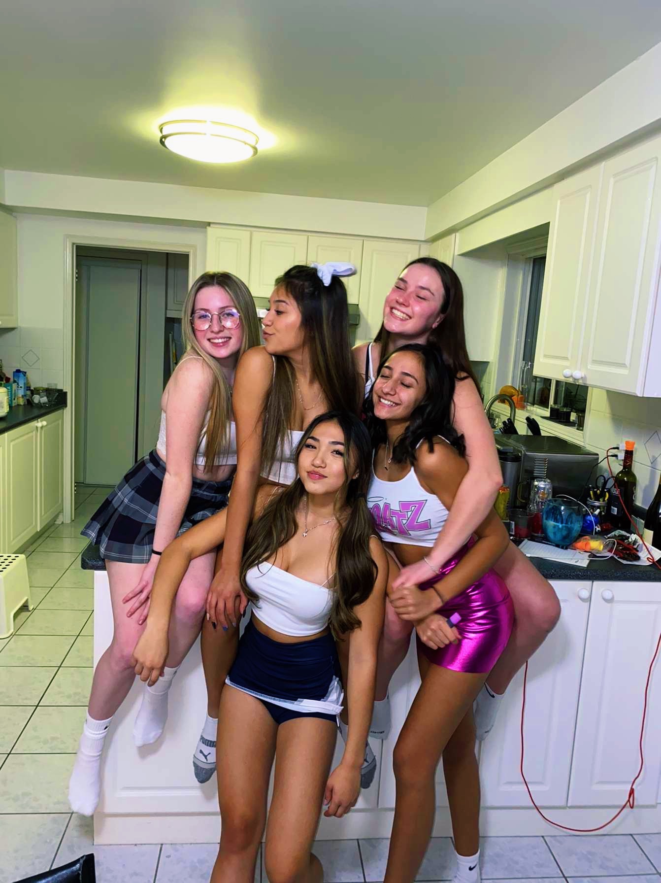 [5] buncha bratz | Scrolller