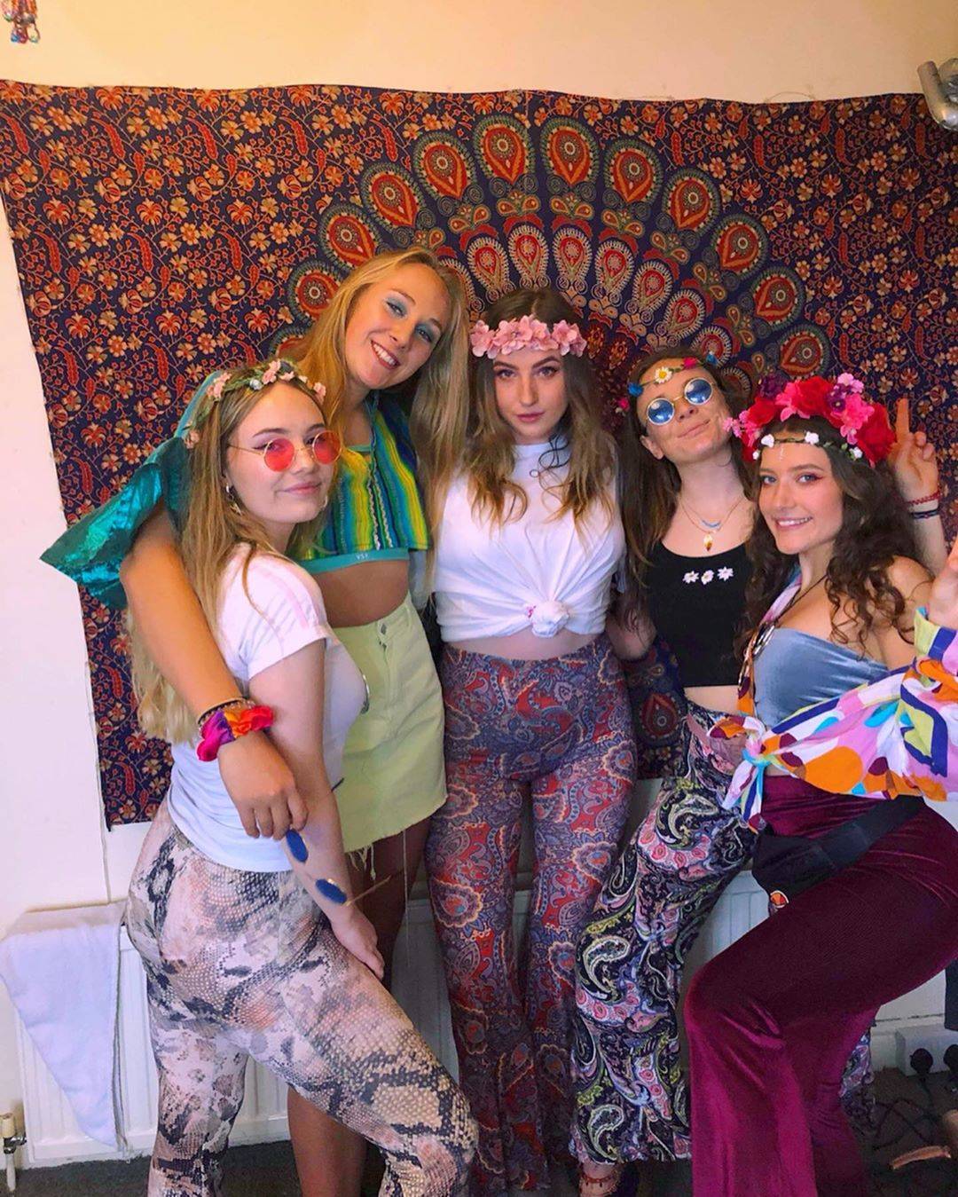 [5] Uni friends | Scrolller