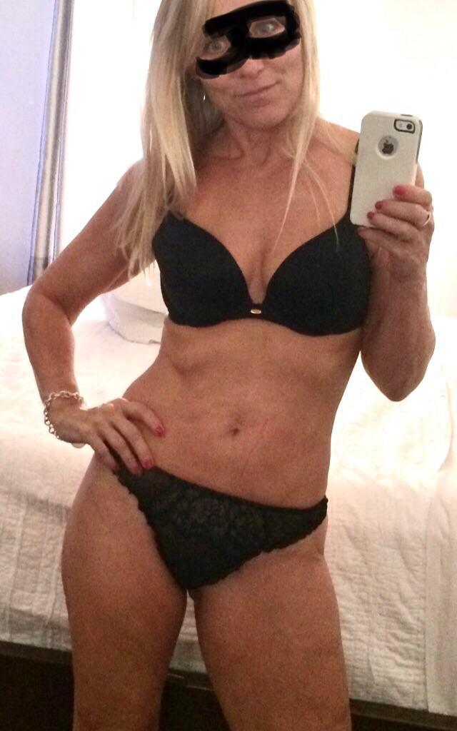 54, mom of 2, grandma of 1..and smokin’ hot | Scrolller
