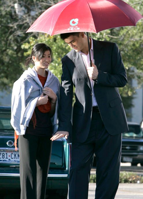 7'6" Yao Ming and his 6'4" wie Ye Li | Scrolller