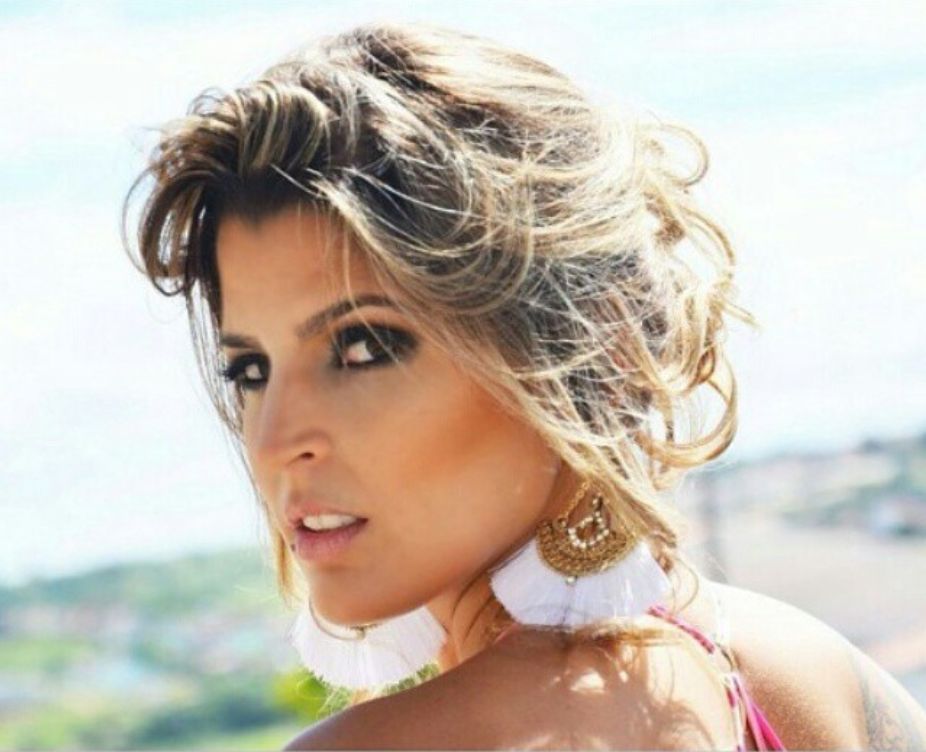 A captivating look over her shoulder | Scrolller