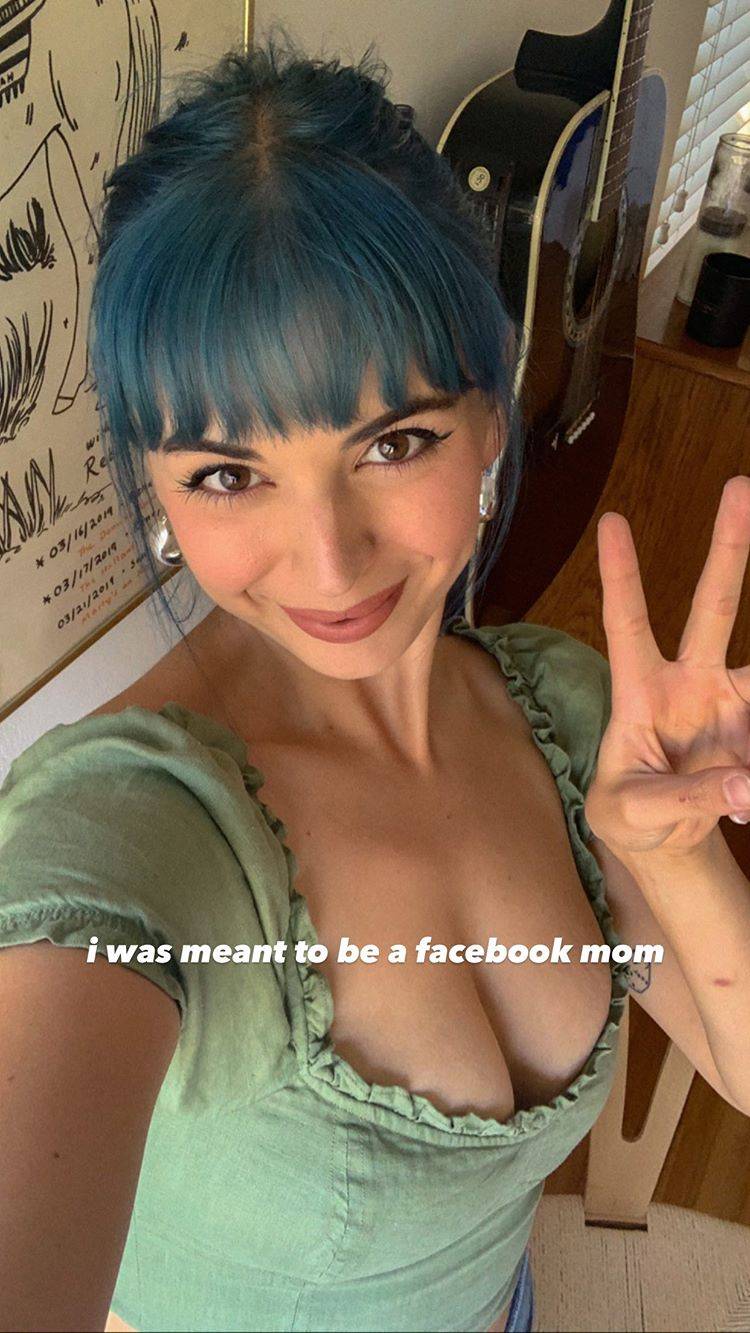 A Facebook MILF | Scrolller