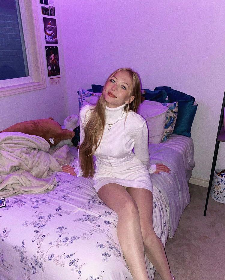 A little glimpse | Scrolller