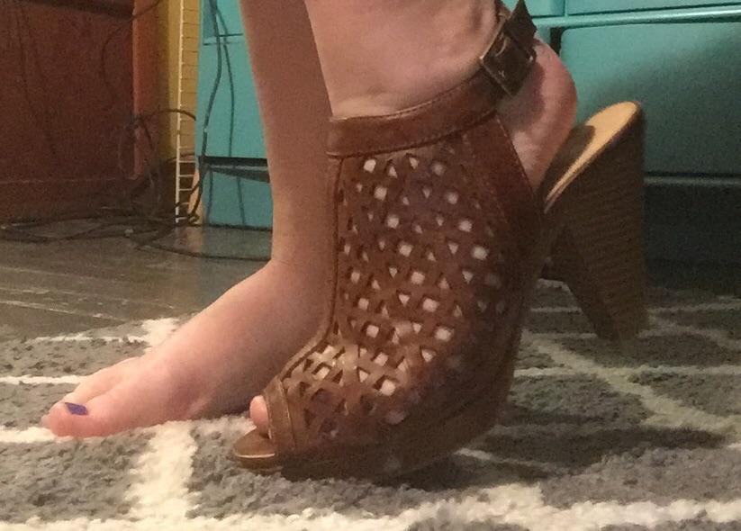 A little On/Off heel action for you feet lovers👡😈 Dm/Pm open😘 | Scrolller