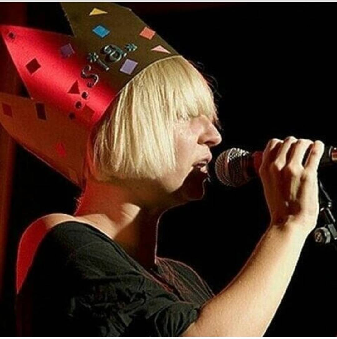 A queen with her crown | Scrolller