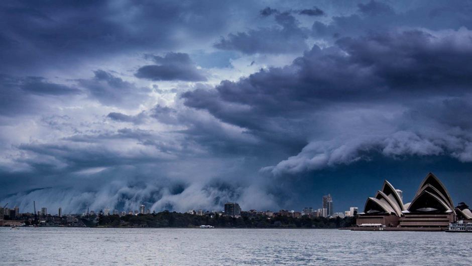 A shelf cloud rolls over Sydney on the afternoon of November 6, 2015. [940 * 529] | Scrolller
