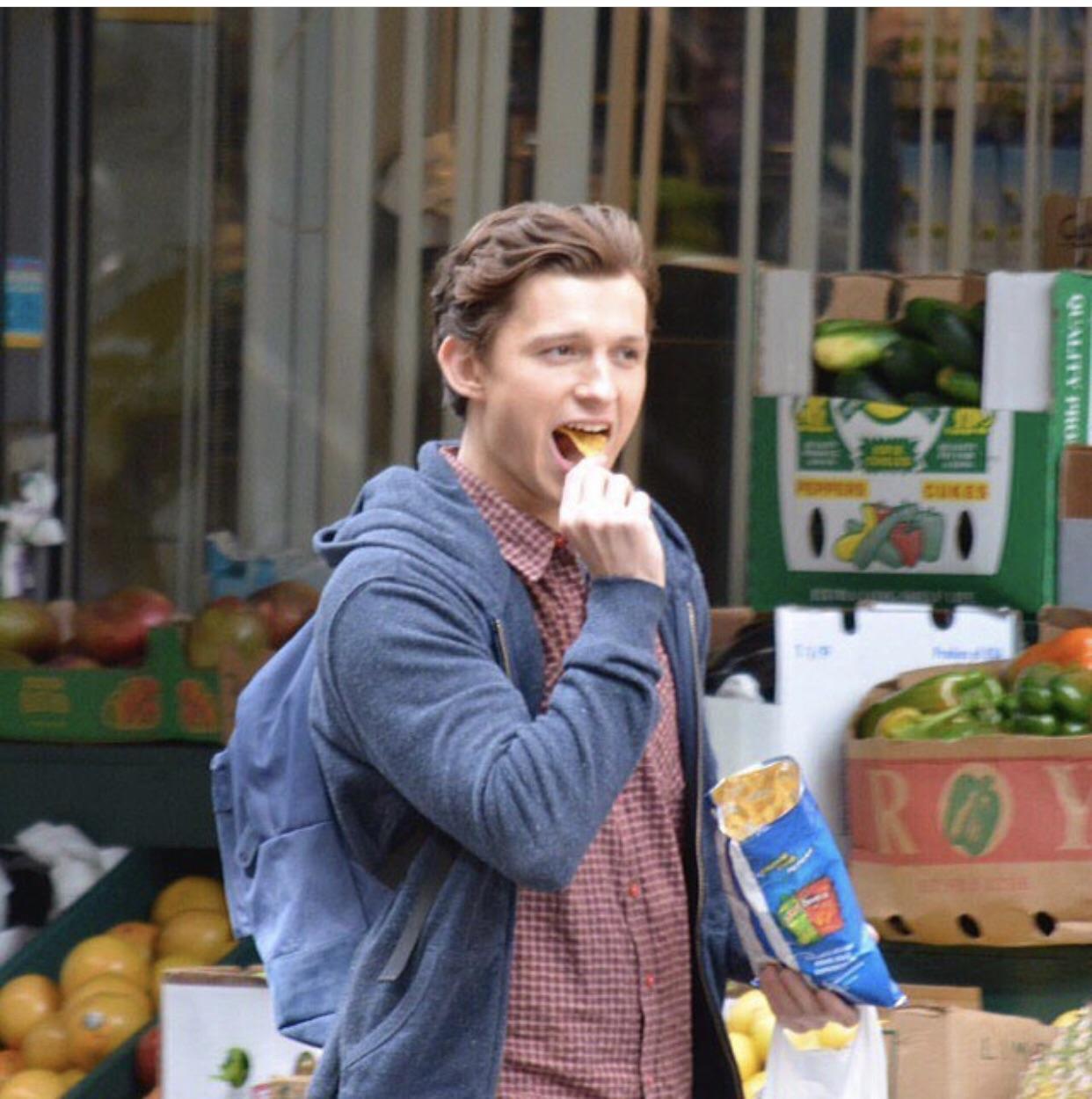 A snack having a snack | Scrolller