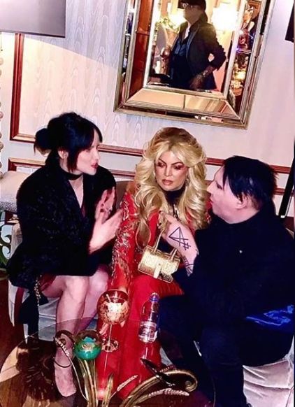 A woman awkwardly third wheeling Manson and his girlfriend Lindsay | Scrolller