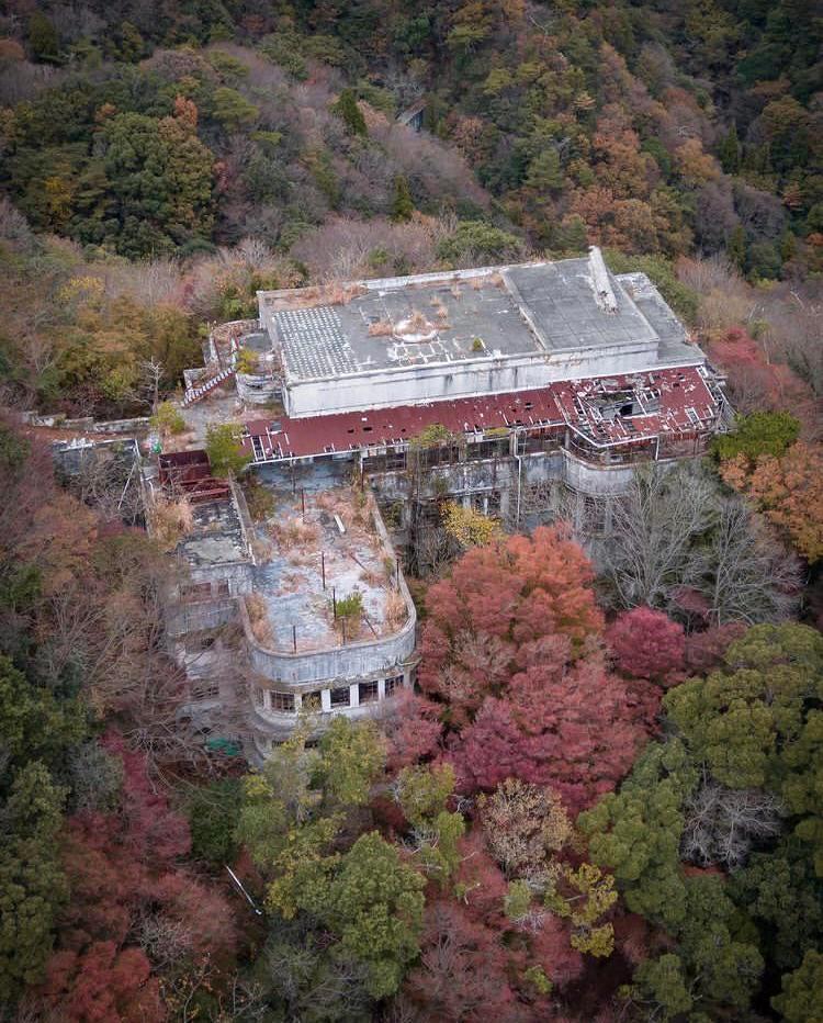 Abandoned hotel | Scrolller