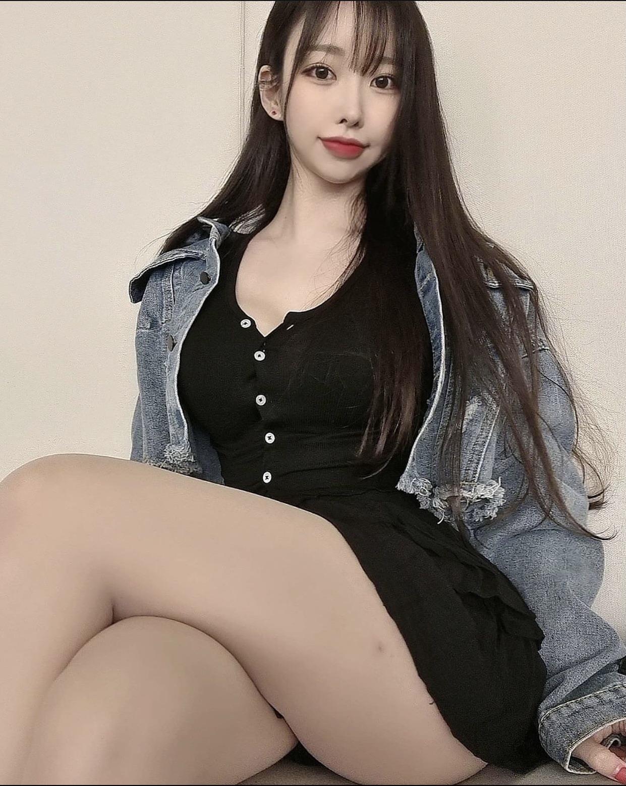 ABG Baddie Thicc | Scrolller