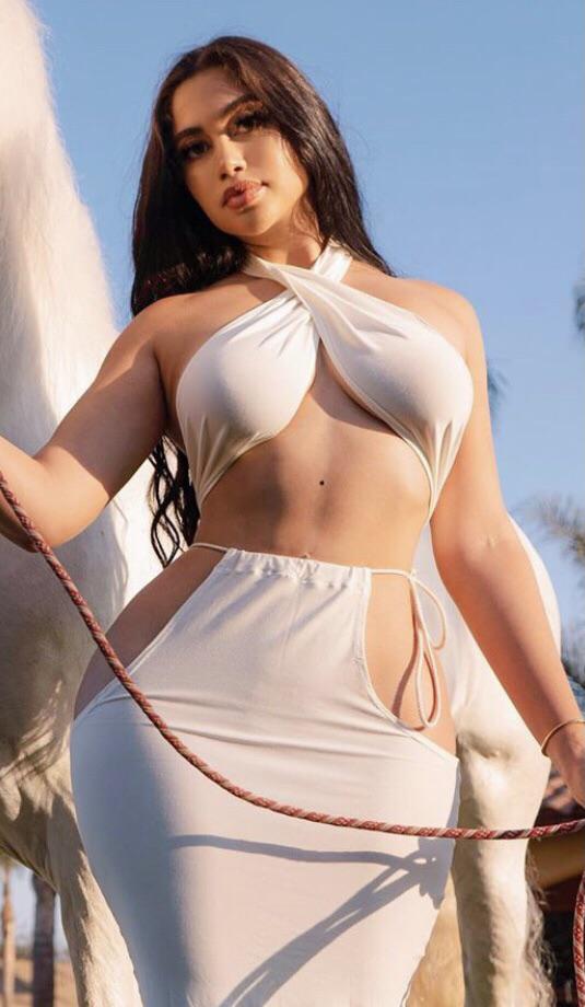 Absolute Snack 🤤🍽🍑 Scrolller 3404