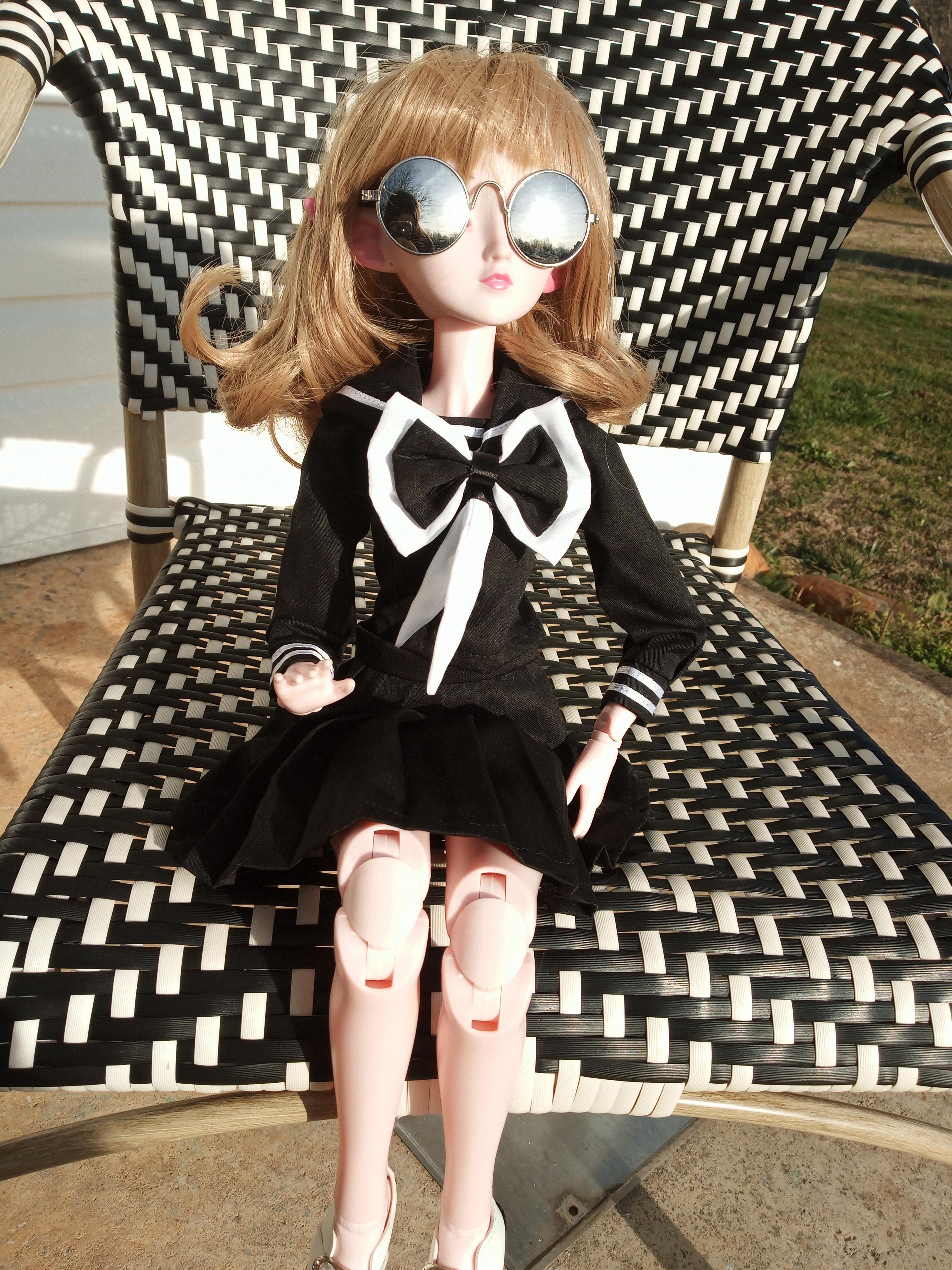 Accidentally matched her outfit to the porch chair | Scrolller