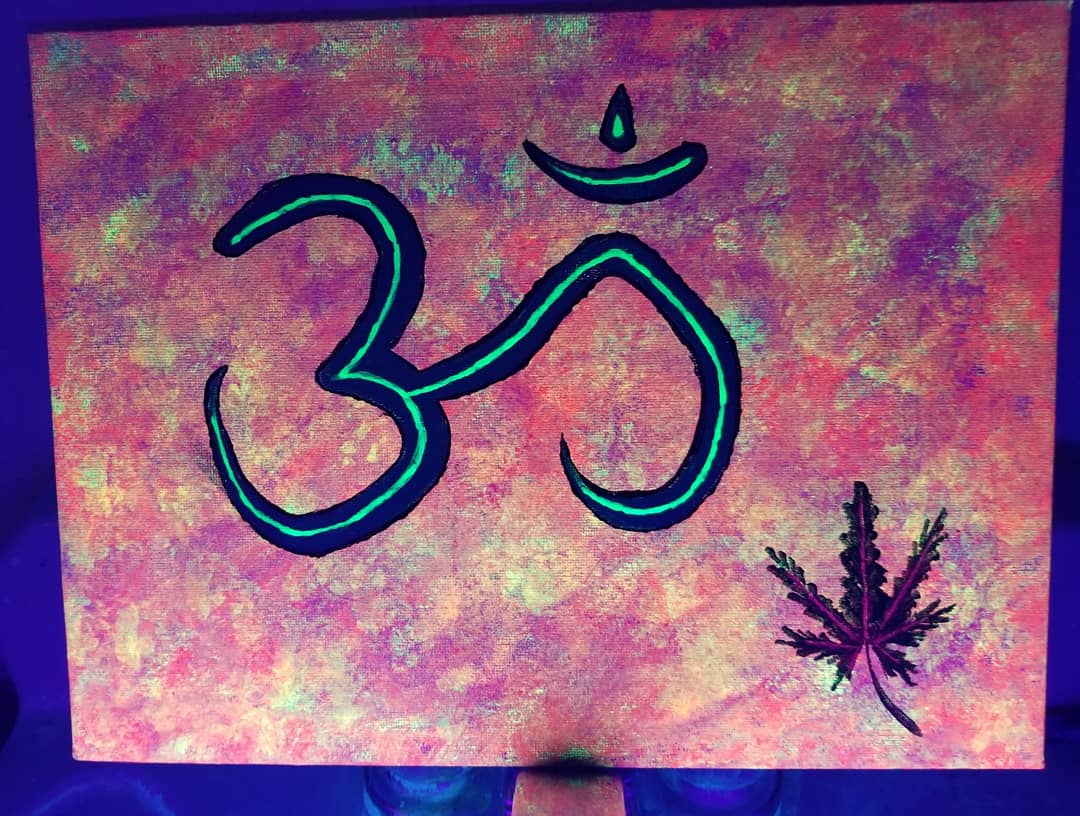 Acrylic Ohm, Smoke Out. No filter, black light illuminated. | Scrolller